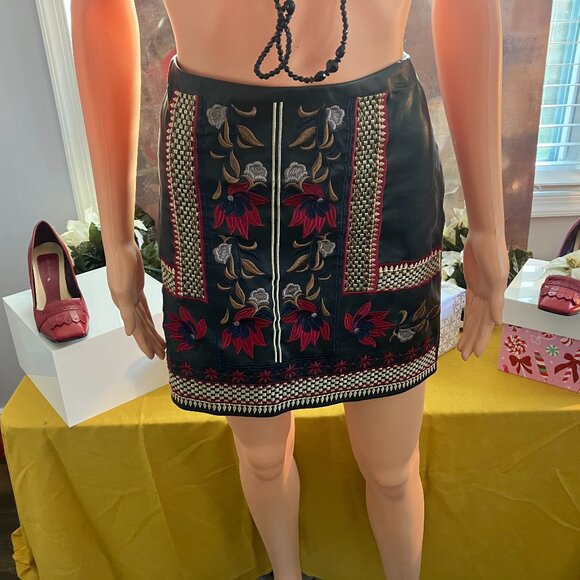 Romeo & Juliet Couture | Skirts | Romeo Juliet Embroidered Look Mini ...